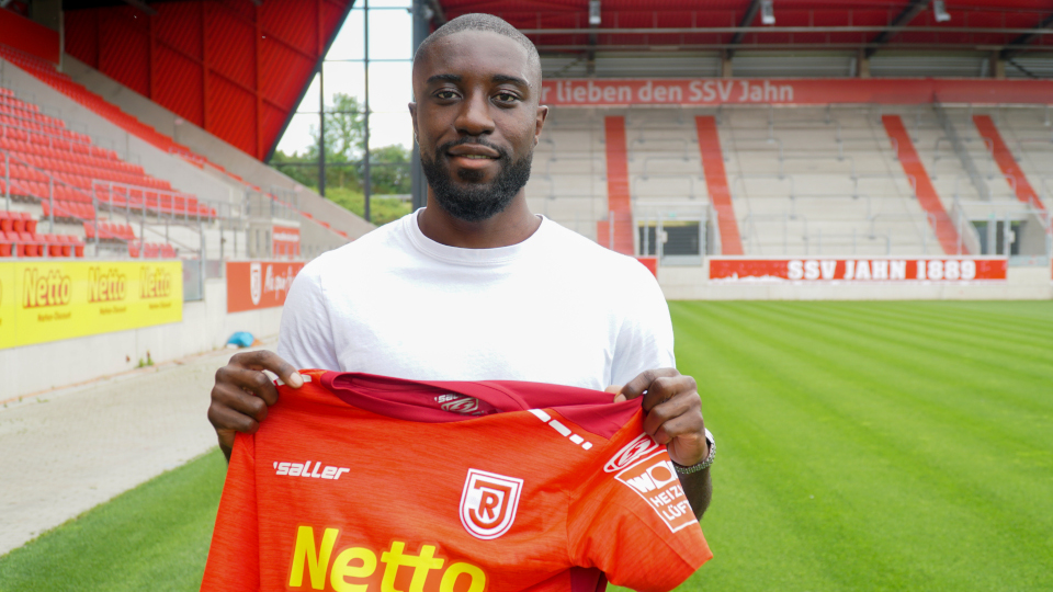 Prince Osei Owusu stürmt zukünftig für die Jahnelf - Regensburger ...